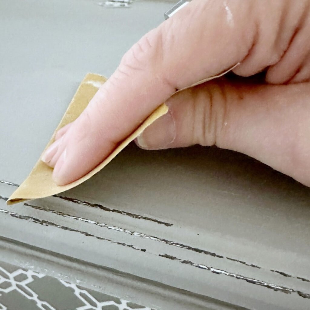 How to Distress Furniture with Chalk Paint: The Only Technique You Need ...